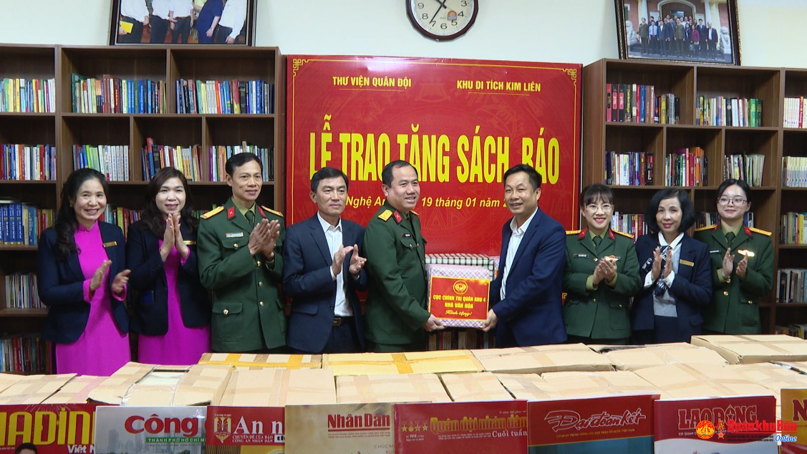 Thư viện Quân đội trao tặng sách, báo cho Khu di tích lịch sử Quốc gia đặc biệt Kim Liên